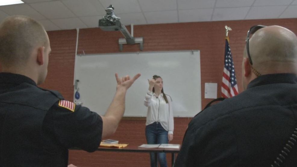 Hearing-impaired girl creates sign language classes for police officers ...
